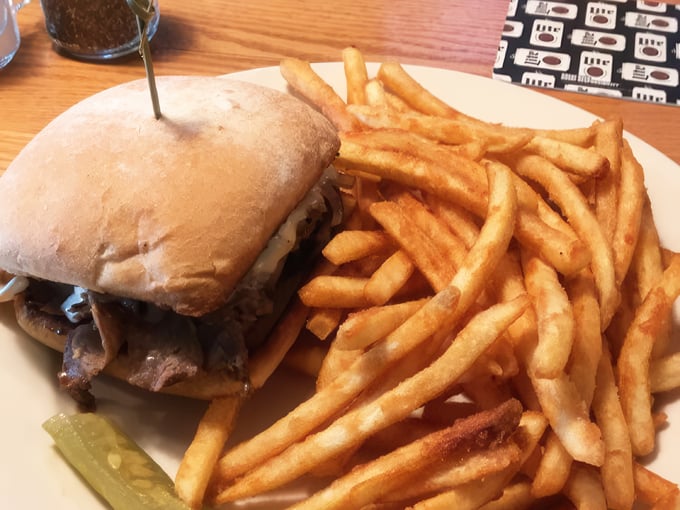 Knob & Kettle Restaurant and Lounge 6