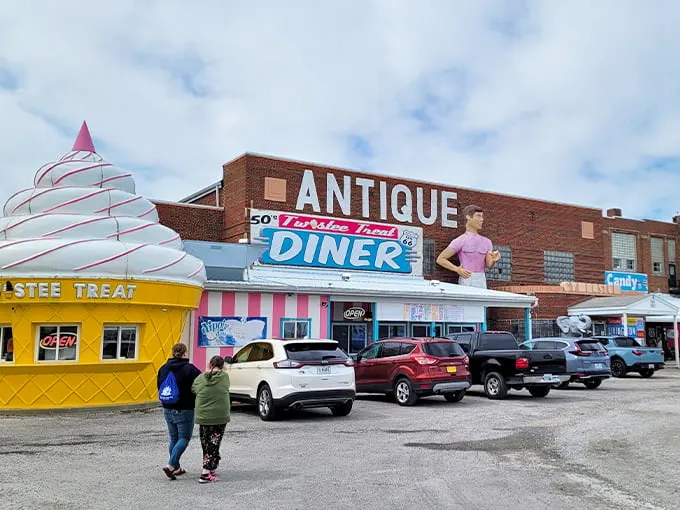 pink elephant antique mall 1