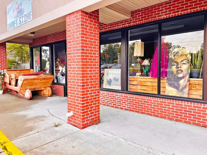 Rae's Retro Thrift Resale 1