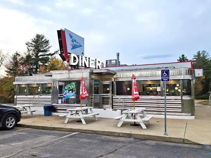 The Comet Classic Diner & Creamery (Birch Run, MI)