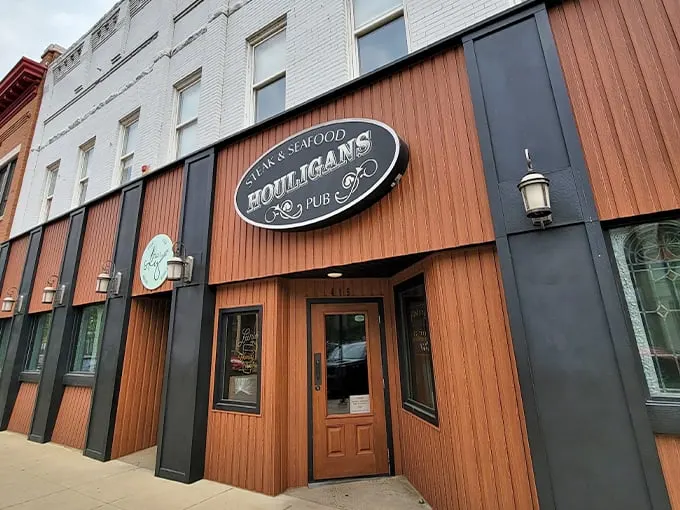 houligan's steak and seafood pub 1