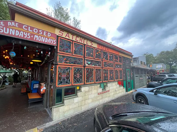 satchel's pizza 1