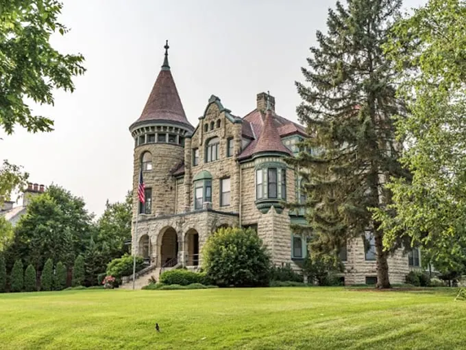 Turrets and tranquility! This sandstone stunner looks like it teleported from medieval Europe. Prepare for breakfast fit for royalty – no jousting required.