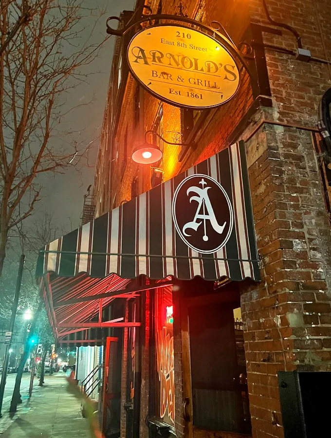 arnold's bar & grill 1