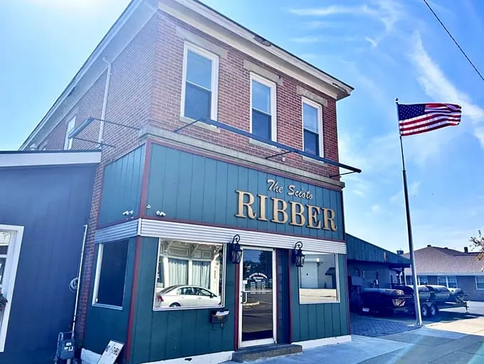 Welcome to meat paradise! The Scioto Ribber stands proud, its green facade a beacon for carnivores and comfort food seekers alike.