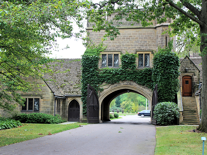 Edsel and Eleanor Ford House: Lakeside luxury that would make Gatsby green with envy. It's the American Dream, supersized! 