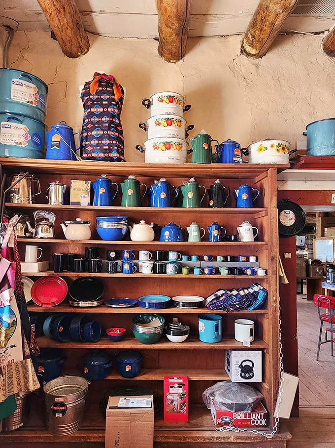 Martha Stewart, eat your heart out! This kitchenware collection is what pioneer dreams are made of—minus the dishwasher, of course.