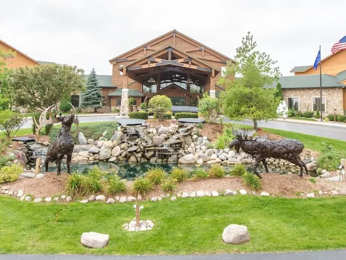Arctic charm meets Midwestern hospitality. It's like vacationing in an igloo but with better plumbing! Photo credit: Tundra Lodge Resort & Conference Center