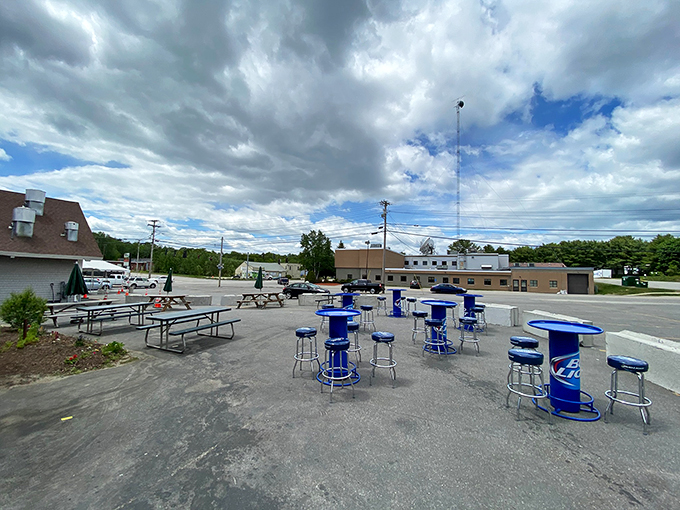 Al fresco dining, Maine style! Breathe in that fresh air, soak up the sun, and dive into a plate of the ocean's finest. No sunscreen required for this outdoor feast.