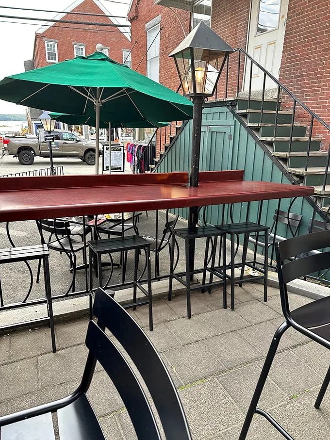 Al fresco feasting with a side of people-watching! These outdoor seats offer front-row tickets to the charming Damariscotta street scene.