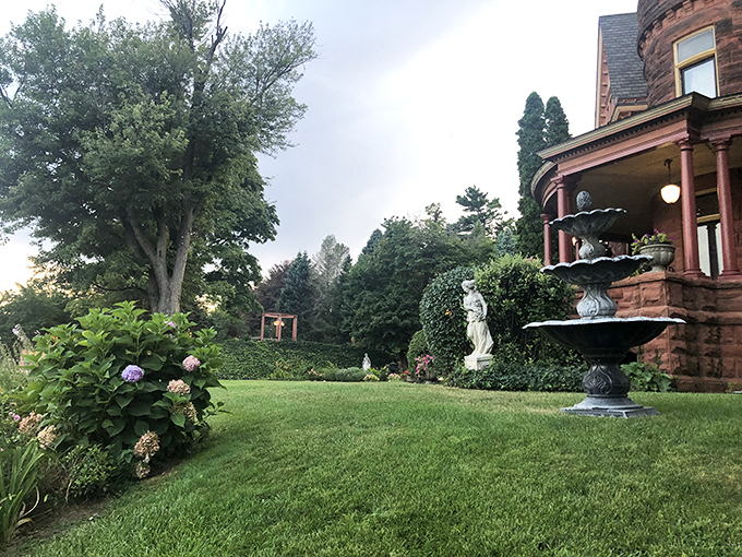 Red bricks, turrets, and Midwest hospitality – Henderson Castle is the royal treatment without crossing the pond. 