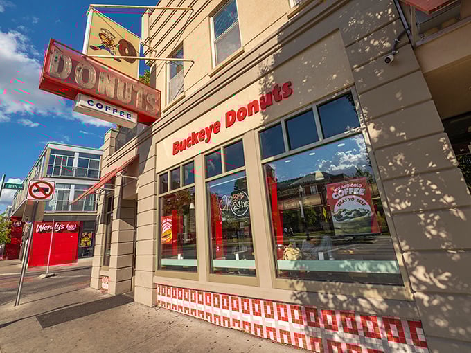 Columbus' 24/7 sugar fix! Where Buckeye pride meets fried dough in a late-night wonderland.