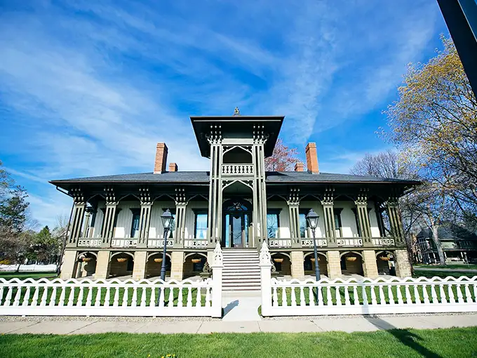 Honolulu House: When architecture has an identity crisis, but in the best way possible. Aloha meets the Midwest! 