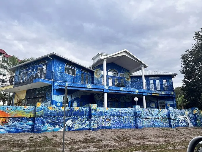 Starry night or Florida delight? This vibrant house brings Van Gogh's masterpiece to life, proving that art isn't just for museums anymore.