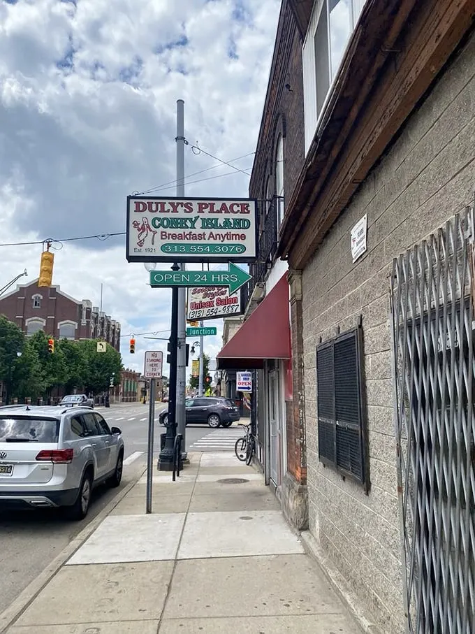 A beacon of comfort food in the heart of Detroit! Duly's Place Coney Island stands ready to satisfy your cravings 24/7.