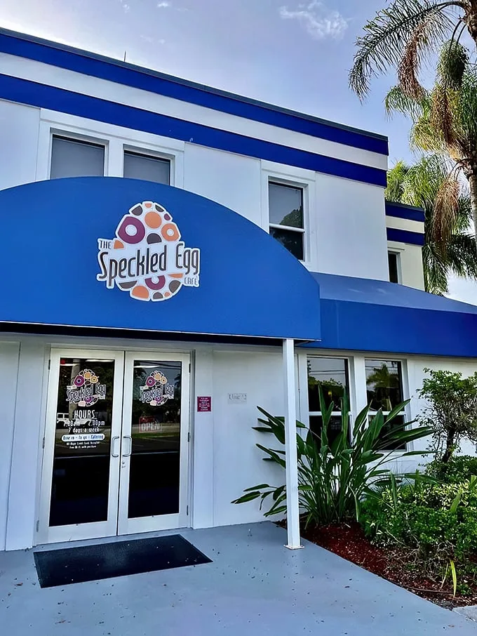Blue skies and breakfast vibes! The Speckled Egg's cheery exterior is like a warm "good morning" hug from Fort Myers itself.