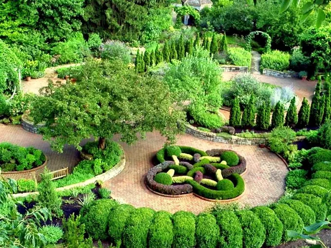 A garden so enchanting, even Mr. Darcy would crack a smile! This aerial view showcases Inniswood's meticulously designed landscapes, where nature and artistry dance in perfect harmony.