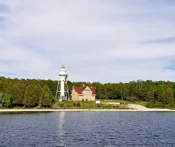 Double the fun! These twin lights work in tandem to guide ships through tricky waters.