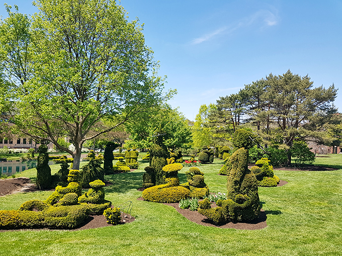Hedge your bets at Columbus' living painting! This shrubby recreation gives new meaning to the phrase "going green for art."