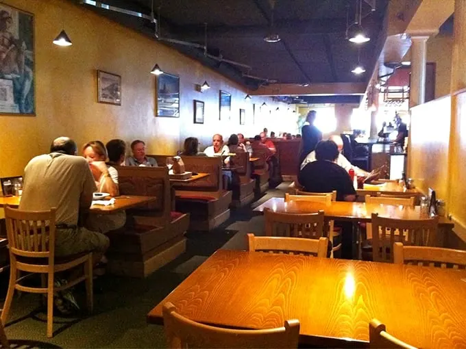 "Where everybody knows your name… and your favorite pizza topping." Mimmo's bustling dining room is the perfect spot for both solo pizza adventures and lively group feasts.