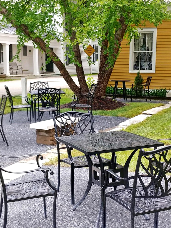 Al fresco dining, 18th-century style. Perfect for those who like their fresh air with a side of historical ambiance.