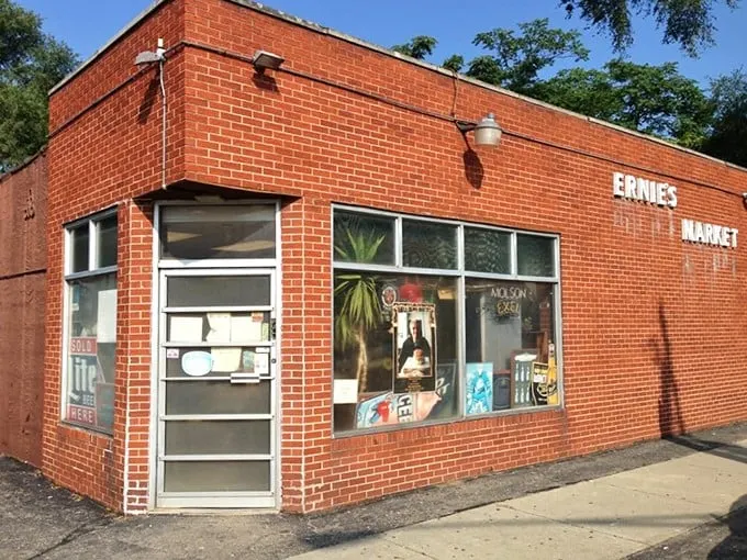 Blast from the past pit stop! Ernie's vintage vibe is like a delicious detour down memory lane.