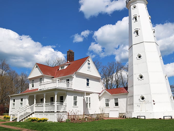 Urban lighthouse chic! This tower brings a touch of maritime magic to Milwaukee's skyline.