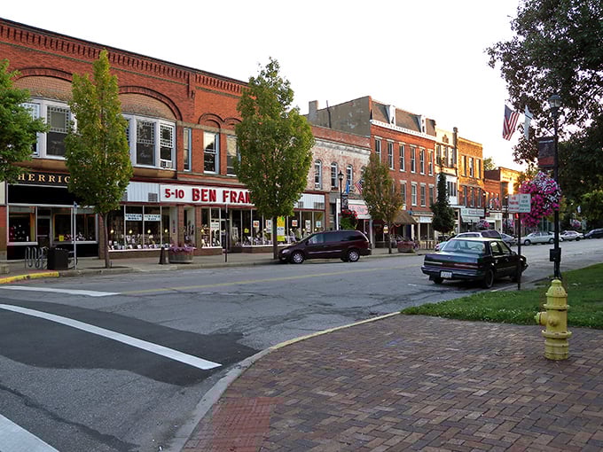 Oberlin's eclectic charm: Where Victorian elegance meets modern flair. It's like your grandma's parlor got a hip makeover!