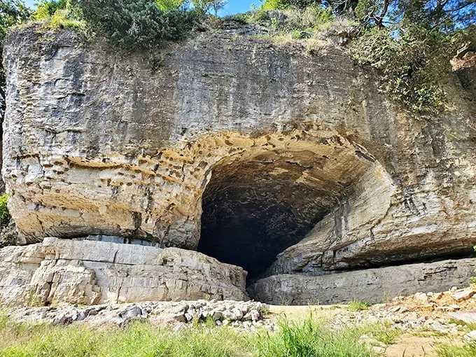 Cave-in-Rock: Nature's drive-through with a side of pirate history. The views are treasure enough – no need to bring your own chest of gold.