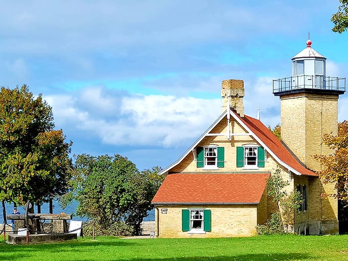 Lighthouse or cozy cottage? This charming beacon looks ready to serve up warm cookies and lake views.