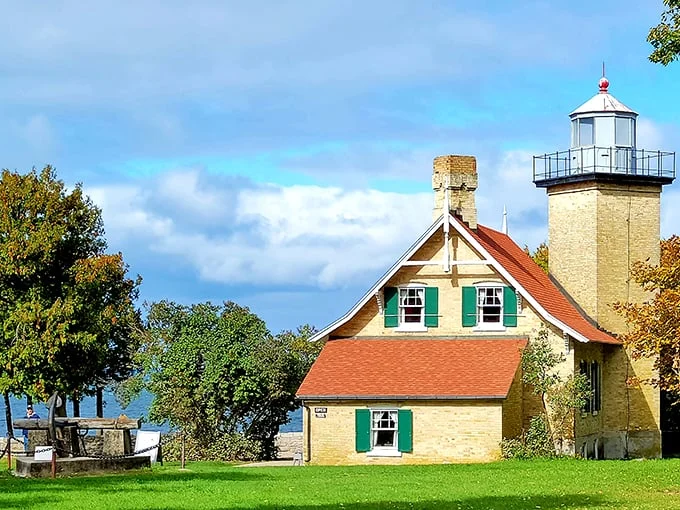 Lighthouse or cozy cottage? This charming beacon looks ready to serve up warm cookies and lake views.