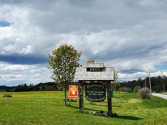 Red roof, green fields, and golden syrup. Palmer's Sugarhouse is serving up the colors (and flavors) of Vermont.