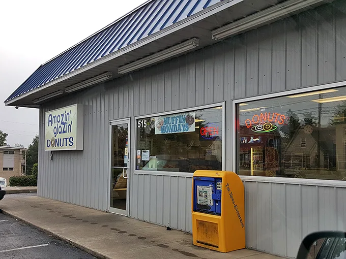 Blue skies, blue roof, and a promise of blue-ribbon donuts. Amazin' Glazin' is like the Superman of sweet shops – unassuming exterior, extraordinary powers within.