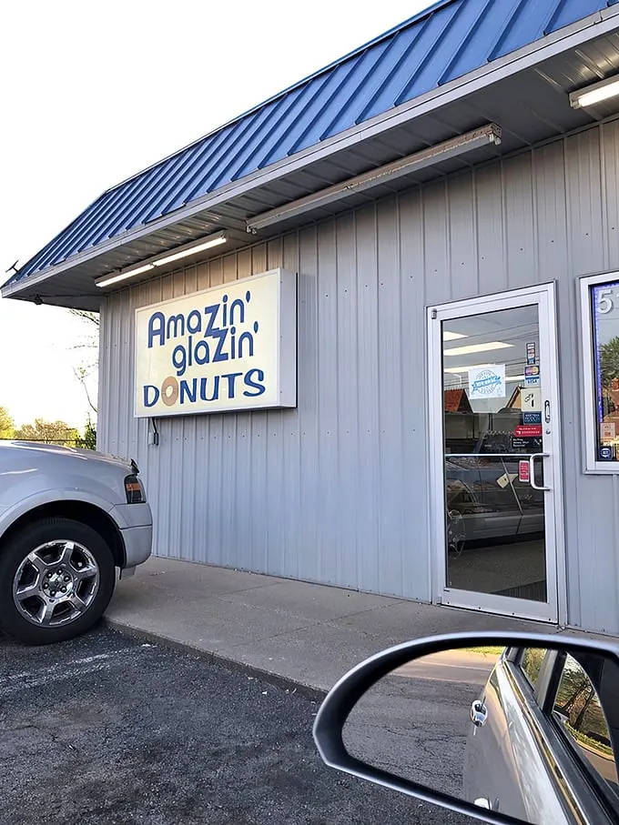 Blue skies, blue roof, and a promise of blue-ribbon donuts. Amazin' Glazin' is like the Superman of sweet shops – unassuming exterior, extraordinary powers within.