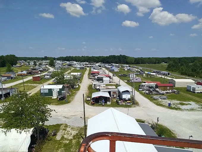 Welcome to Rutledge, where treasure hunting is an Olympic sport! This sprawling flea market is a bargain-seeker's paradise, stretching as far as the eye can see.