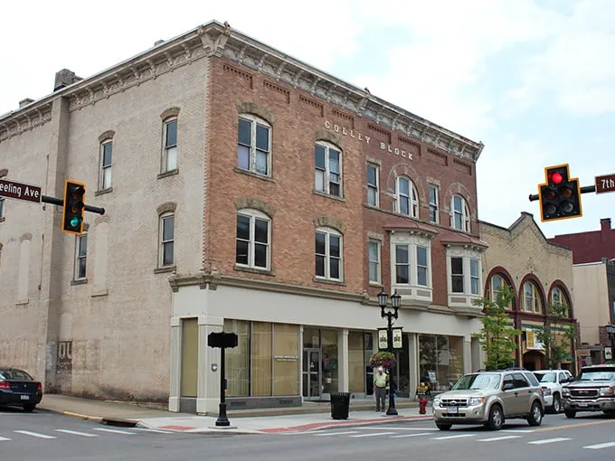 Step into a time machine, folks! Cambridge's downtown is where Norman Rockwell meets Instagram-worthy charm. These brick beauties have more stories than your grandpa after his third cup of coffee.