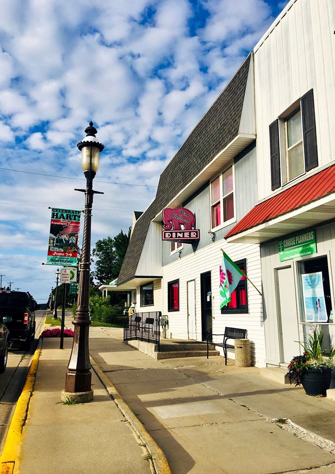 A pink elephant never forgets… to serve up delicious diner fare! This charming exterior promises a feast for both eyes and stomach.