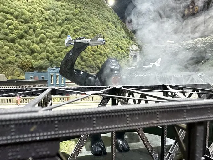 King Kong's got nothing on this bridge! This miniature movie moment brings the magic of classic cinema to life.
