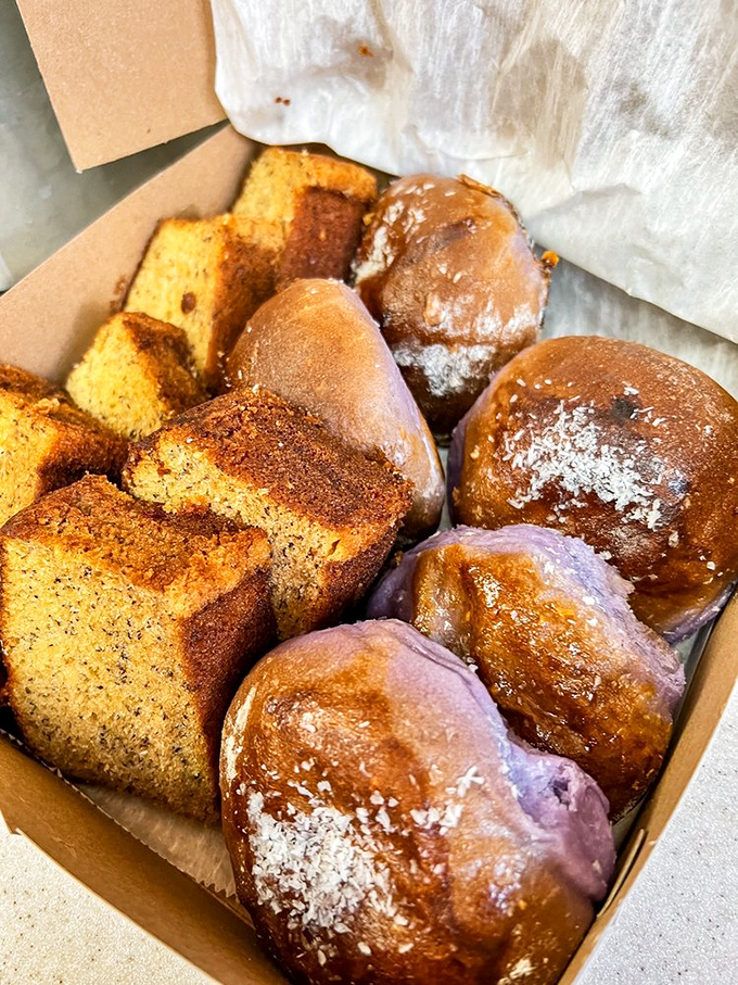 Talk about a dynamic duo! This banana bread and pandecoco are like the Batman and Robin of the baked goods world – unstoppable together.