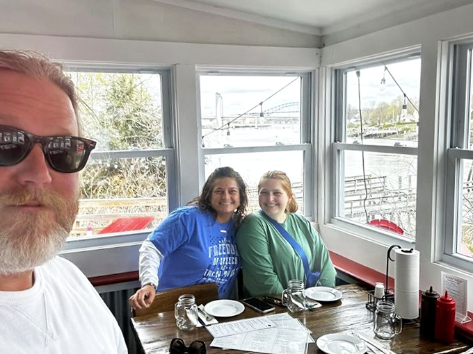 Happy faces and full bellies! These diners look like they've just discovered the secret to happiness – and it's smoked to perfection.