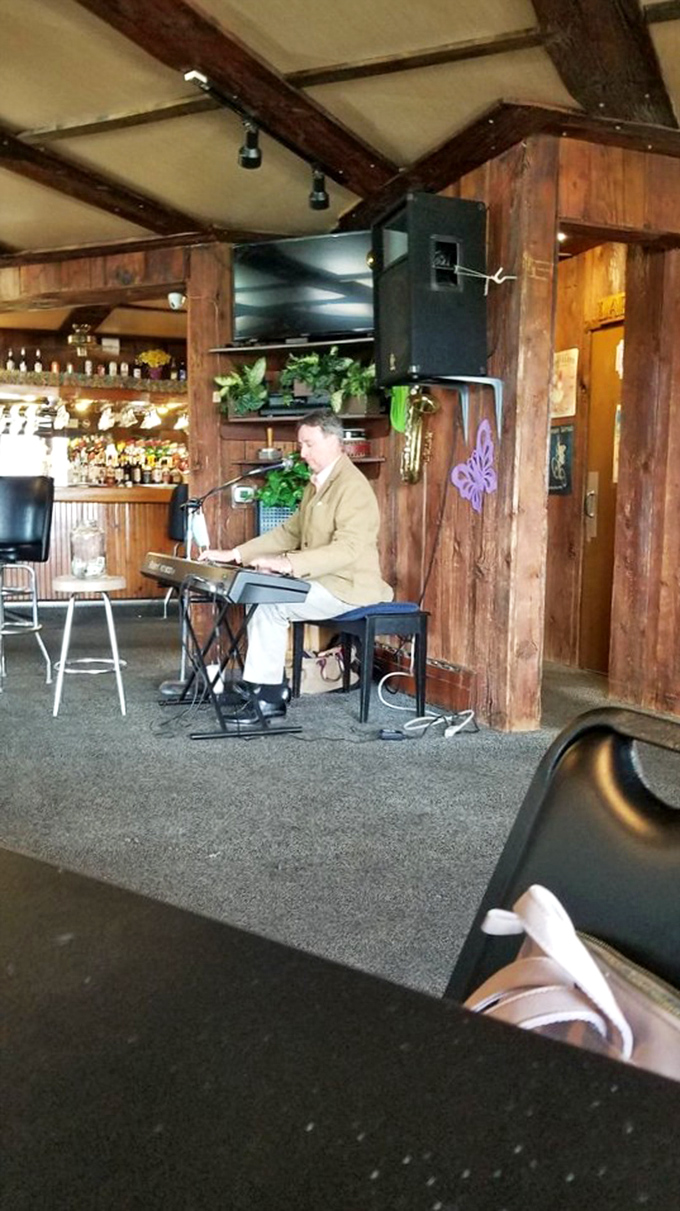 Live music and comfort food: A recipe for the perfect night out. This performer's melodies pair beautifully with mouthwatering meals.