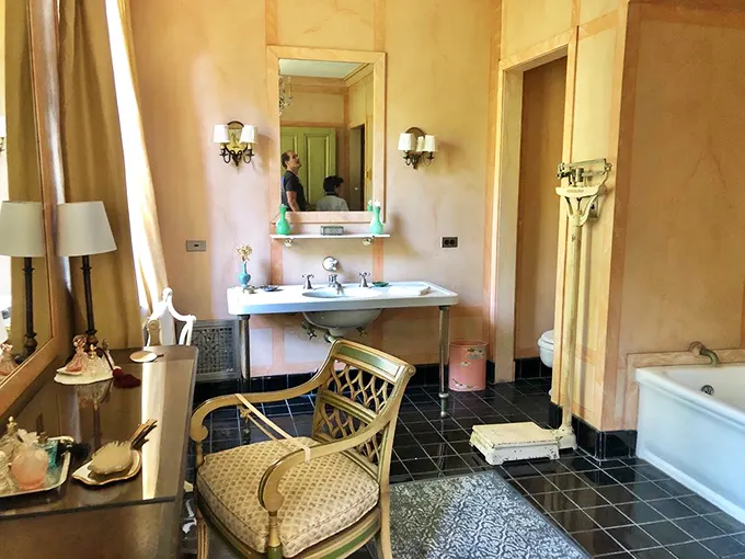 A bathroom fit for royalty – or anyone who enjoys a good soak with a side of luxury.