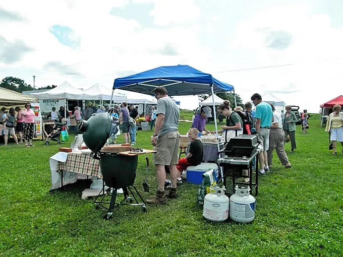 Farmers' market or social hub? In Damariscotta, it's deliciously both. Fresh produce and even fresher gossip – the perfect Maine morning.
