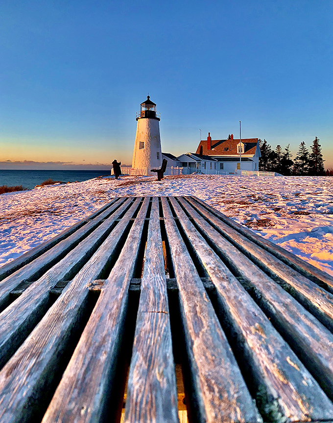 Winter wonderland meets maritime marvel. Snow-capped and serene, this chilly scene is straight out of a frosty fairy tale.