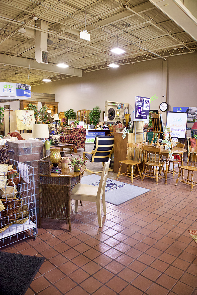 Thrifter's playground extraordinaire! This treasure trove of trinkets and furnishings is where wallet-friendly meets wonderful in a bargain hunter's paradise.