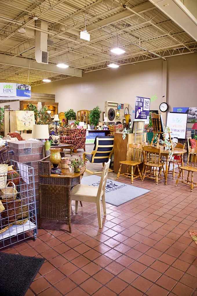 Thrifter's playground extraordinaire! This treasure trove of trinkets and furnishings is where wallet-friendly meets wonderful in a bargain hunter's paradise.