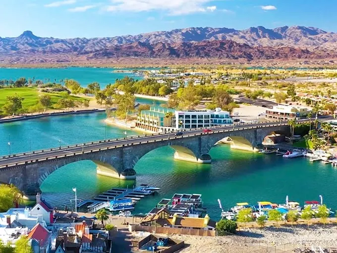 Boats, bridges, and blue skies – Lake Havasu's got the whole package. It's like a waterpark designed by Mother Nature herself!