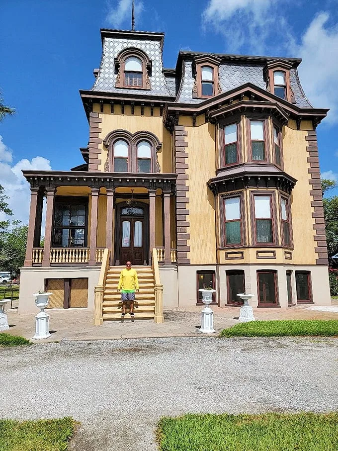 Step right up, folks! This mansion's grand entrance is like the red carpet of the 1800s – minus the paparazzi and plus a whole lot of historical swagger.