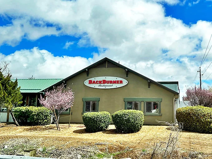 Back Burner Restaurant: Don't let the name fool you – this place near Prescott should be front and center on your culinary radar. It's where comfort food gets a gourmet makeover.