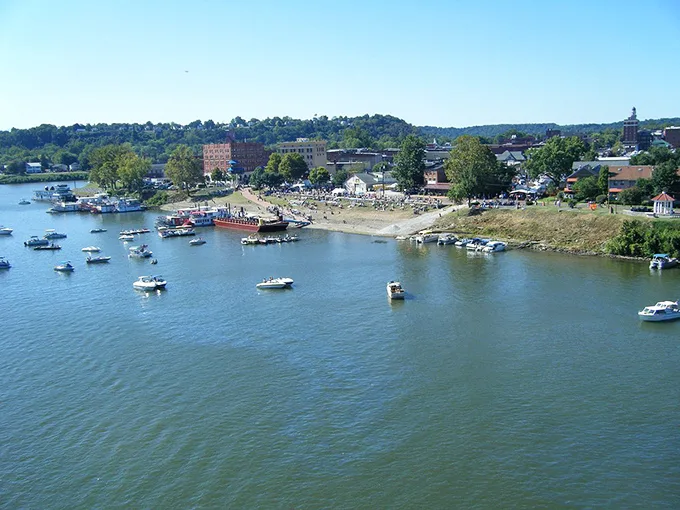 Boat-spotting paradise! This riverfront's got more vessels than a "Pirates of the Caribbean" movie set, minus the swashbuckling and plus some serious relaxation vibes.